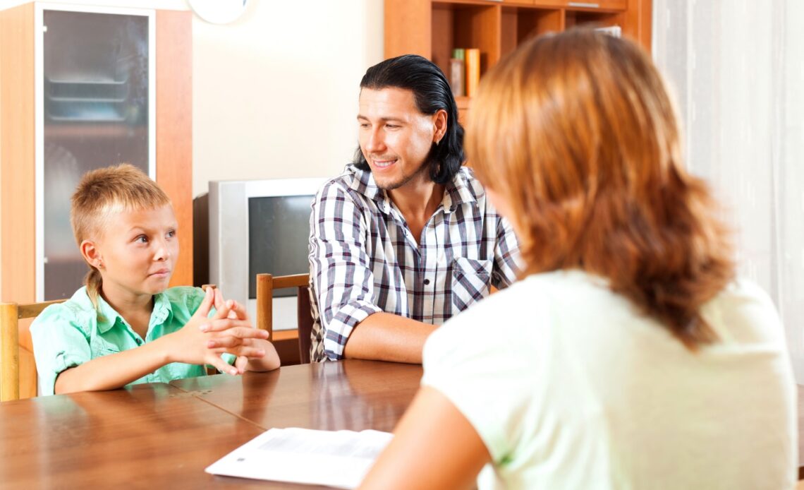 What are the key roles of social workers? - Edu Larism