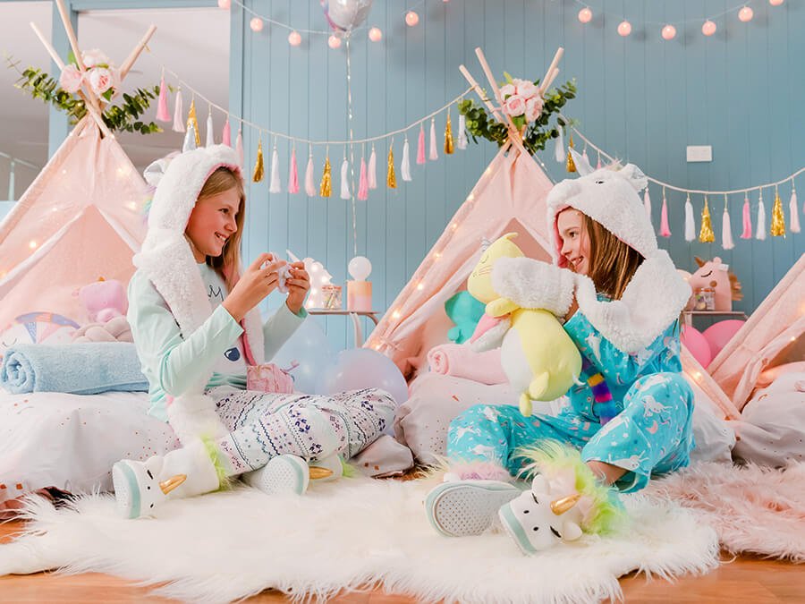 Slumber Parties and Smartphones: A Parenting Survival Guide - I Suggi